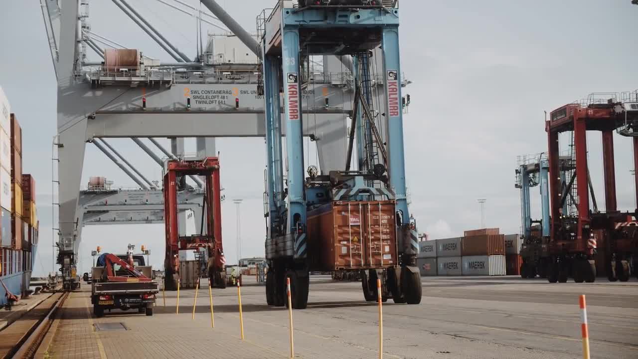 Container Moving Cranes Quality Shipping Container Moving Services In